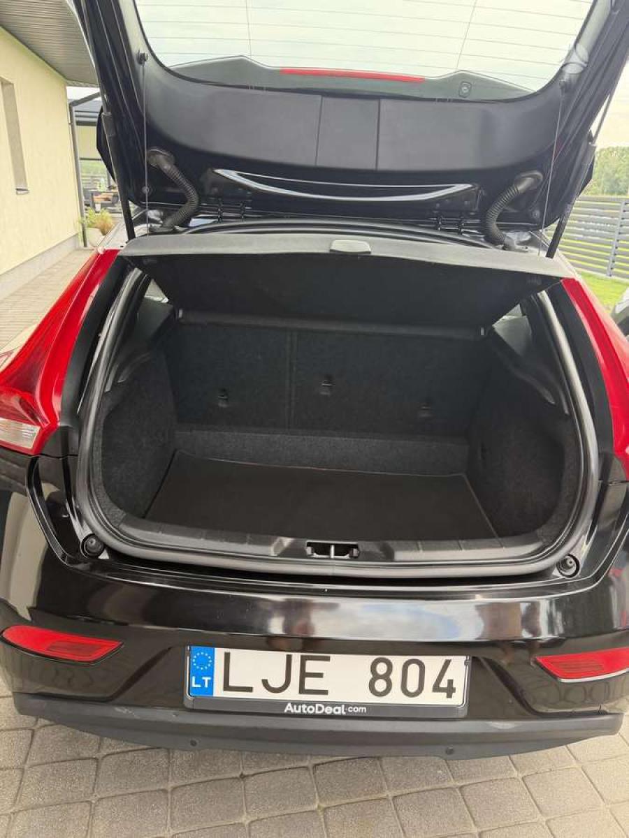 Melns Volvo V40 2016 Alīta, ar dzinēja tilpumu 1.97 L un nobraukumu 184 tūkst. km par 8500 €, foto 14 vietnē AUTOMOTO.COM.LV
