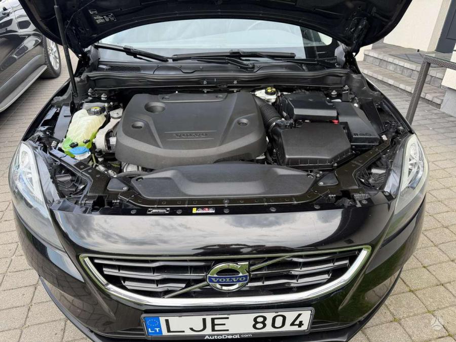 Melns Volvo V40 2016 Alīta, ar dzinēja tilpumu 1.97 L un nobraukumu 184 tūkst. km par 8500 €, foto 18 vietnē AUTOMOTO.COM.LV