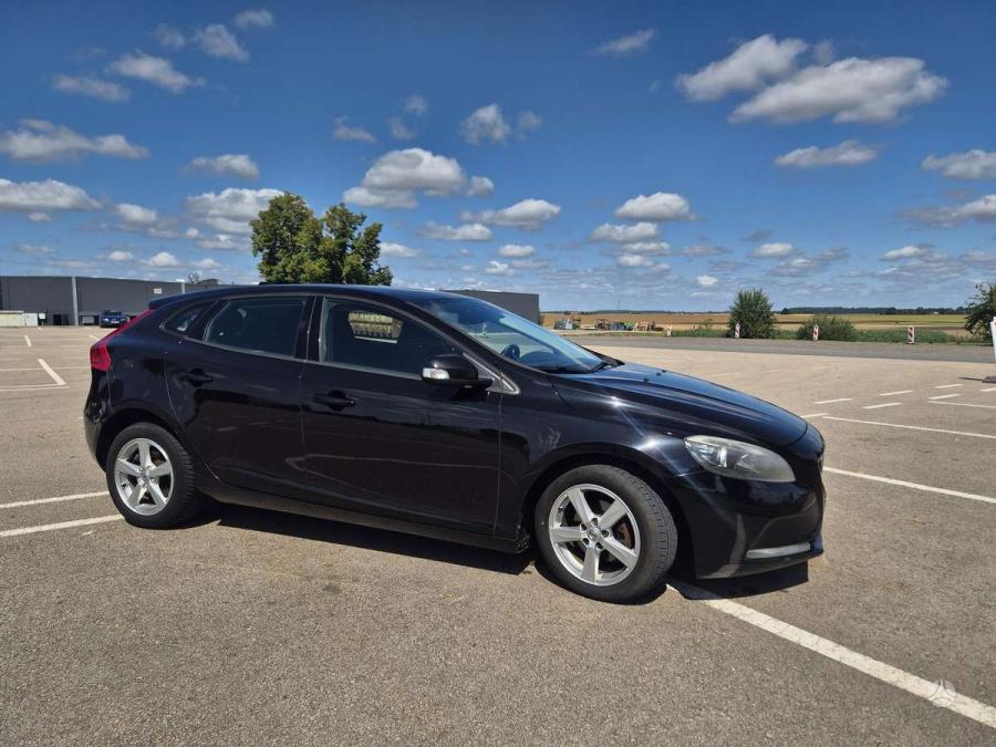 Black Volvo V40 2016 in Raseiniai, with an engine capacity of 1.97 L and mileage of 265 thousand km for 7150 €, photo 1 on AUTOMOTO.COM.LV
