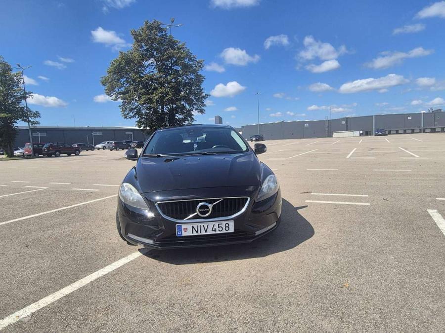 Black Volvo V40 2016 in Raseiniai, with an engine capacity of 1.97 L and mileage of 265 thousand km for 7150 €, photo 3 on AUTOMOTO.COM.LV