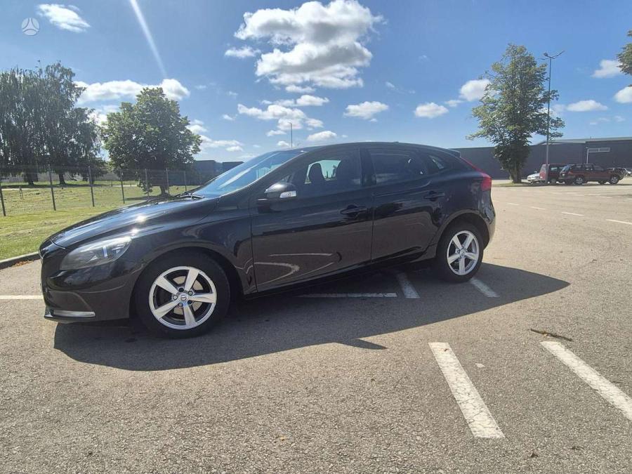 Black Volvo V40 2016 in Raseiniai, with an engine capacity of 1.97 L and mileage of 265 thousand km for 7150 €, photo 4 on AUTOMOTO.COM.LV