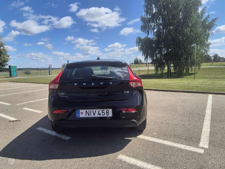 Black Volvo V40 2016 in Raseiniai, with an engine capacity of 1.97 L and mileage of 265 thousand km for 7150 €, photo 5 on AUTOMOTO.COM.LV