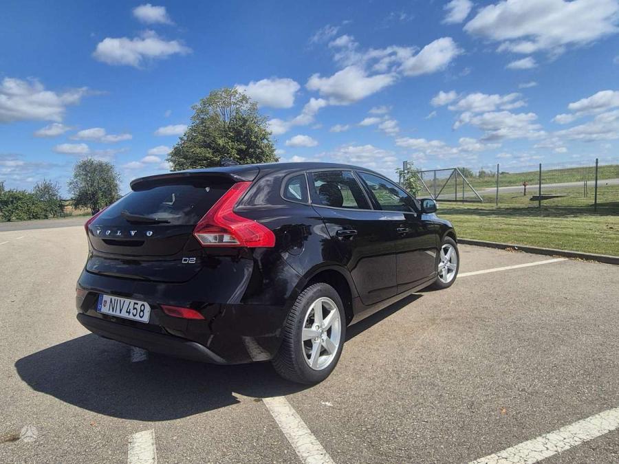 Black Volvo V40 2016 in Raseiniai, with an engine capacity of 1.97 L and mileage of 265 thousand km for 7150 €, photo 6 on AUTOMOTO.COM.LV