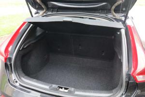 Black Volvo V40 2016 in Raseiniai, with an engine capacity of 1.97 L and mileage of 265 thousand km for 7150 €, photo 8 on AUTOMOTO.COM.LV