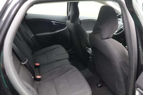Black Volvo V40 2016 in Raseiniai, with an engine capacity of 1.97 L and mileage of 265 thousand km for 7150 €, photo 8 on AUTOMOTO.COM.LV