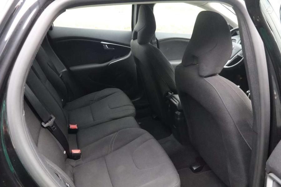 Black Volvo V40 2016 in Raseiniai, with an engine capacity of 1.97 L and mileage of 265 thousand km for 7150 €, photo 9 on AUTOMOTO.COM.LV