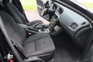 Black Volvo V40 2016 in Raseiniai, with an engine capacity of 1.97 L and mileage of 265 thousand km for 7150 €, photo 10 on AUTOMOTO.COM.LV