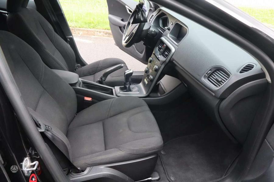 Black Volvo V40 2016 in Raseiniai, with an engine capacity of 1.97 L and mileage of 265 thousand km for 7150 €, photo 10 on AUTOMOTO.COM.LV