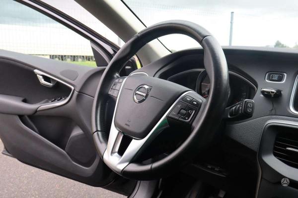 Black Volvo V40 2016 in Raseiniai, with an engine capacity of 1.97 L and mileage of 265 thousand km for 7150 €, photo 10 on AUTOMOTO.COM.LV