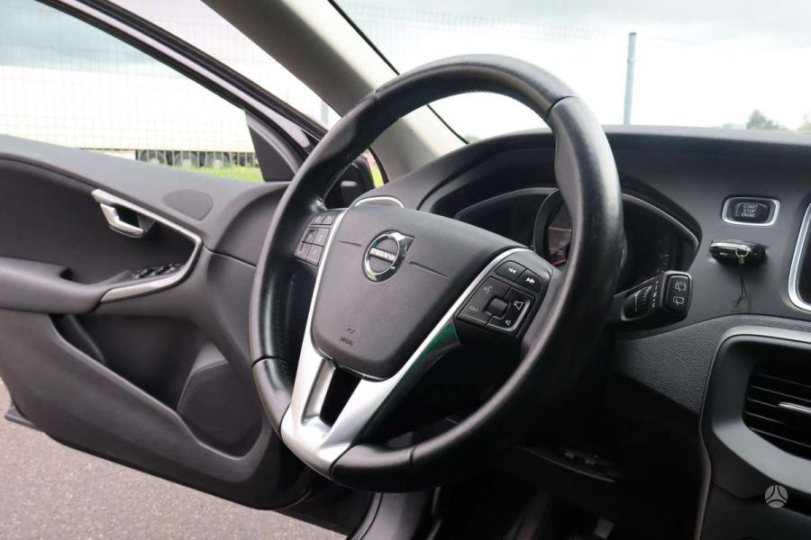 Black Volvo V40 2016 in Raseiniai, with an engine capacity of 1.97 L and mileage of 265 thousand km for 7150 €, photo 11 on AUTOMOTO.COM.LV