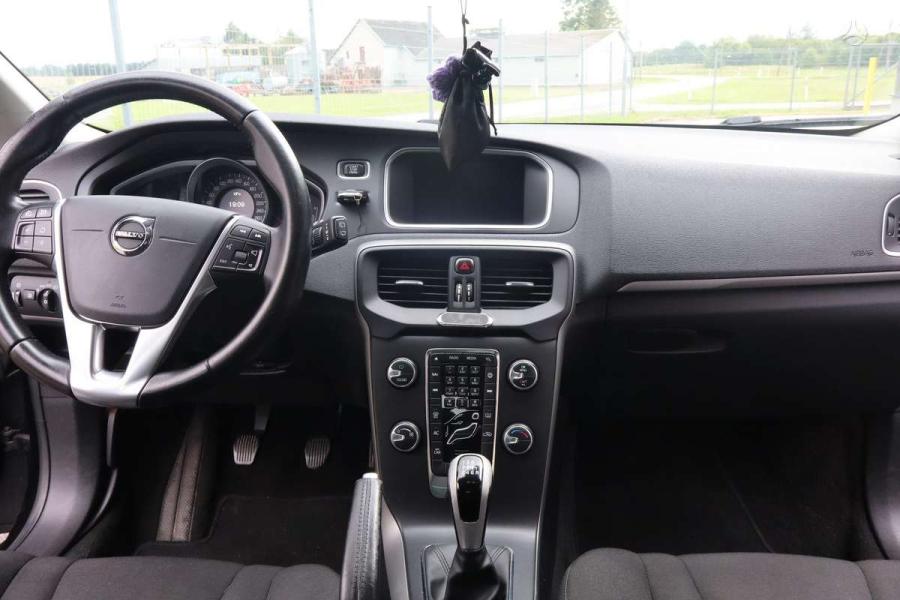 Black Volvo V40 2016 in Raseiniai, with an engine capacity of 1.97 L and mileage of 265 thousand km for 7150 €, photo 12 on AUTOMOTO.COM.LV