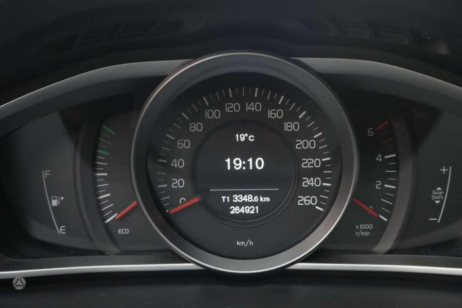 Black Volvo V40 2016 in Raseiniai, with an engine capacity of 1.97 L and mileage of 265 thousand km for 7150 €, photo 13 on AUTOMOTO.COM.LV