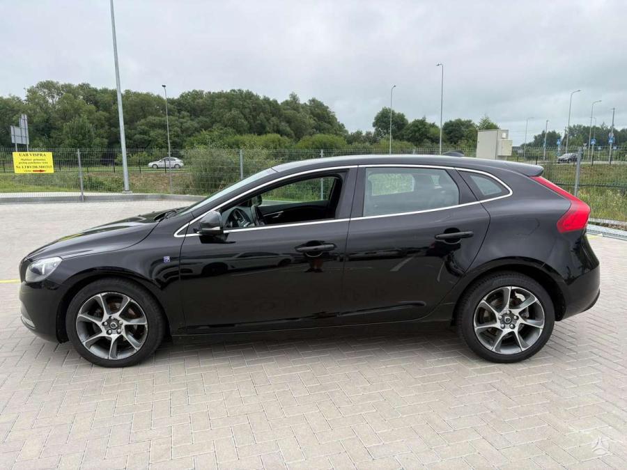 Melns Volvo V40 2016 Tauragė, ar dzinēja tilpumu 1.97 L un nobraukumu 307 tūkst. km par 6900 €, foto 3 vietnē AUTOMOTO.COM.LV