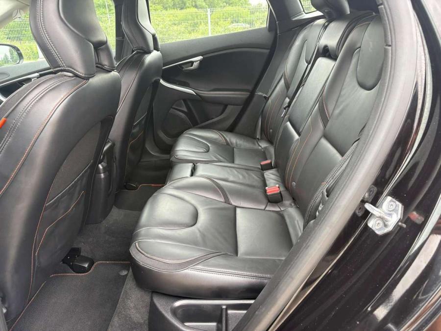 Melns Volvo V40 2016 Tauragė, ar dzinēja tilpumu 1.97 L un nobraukumu 307 tūkst. km par 6900 €, foto 11 vietnē AUTOMOTO.COM.LV