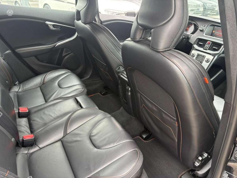 Melns Volvo V40 2016 Tauragė, ar dzinēja tilpumu 1.97 L un nobraukumu 307 tūkst. km par 6900 €, foto 15 vietnē AUTOMOTO.COM.LV