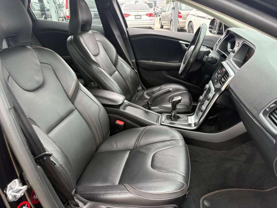 Melns Volvo V40 2016 Tauragė, ar dzinēja tilpumu 1.97 L un nobraukumu 307 tūkst. km par 6900 €, foto 16 vietnē AUTOMOTO.COM.LV