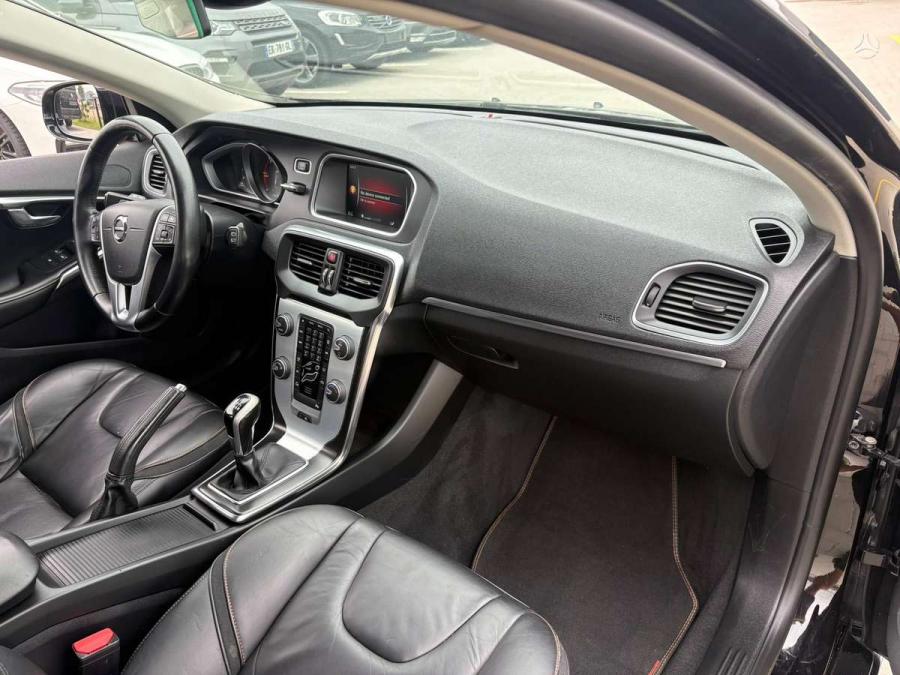 Melns Volvo V40 2016 Tauragė, ar dzinēja tilpumu 1.97 L un nobraukumu 307 tūkst. km par 6900 €, foto 18 vietnē AUTOMOTO.COM.LV