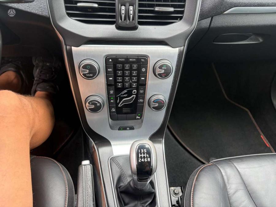 Melns Volvo V40 2016 Tauragė, ar dzinēja tilpumu 1.97 L un nobraukumu 307 tūkst. km par 6900 €, foto 21 vietnē AUTOMOTO.COM.LV