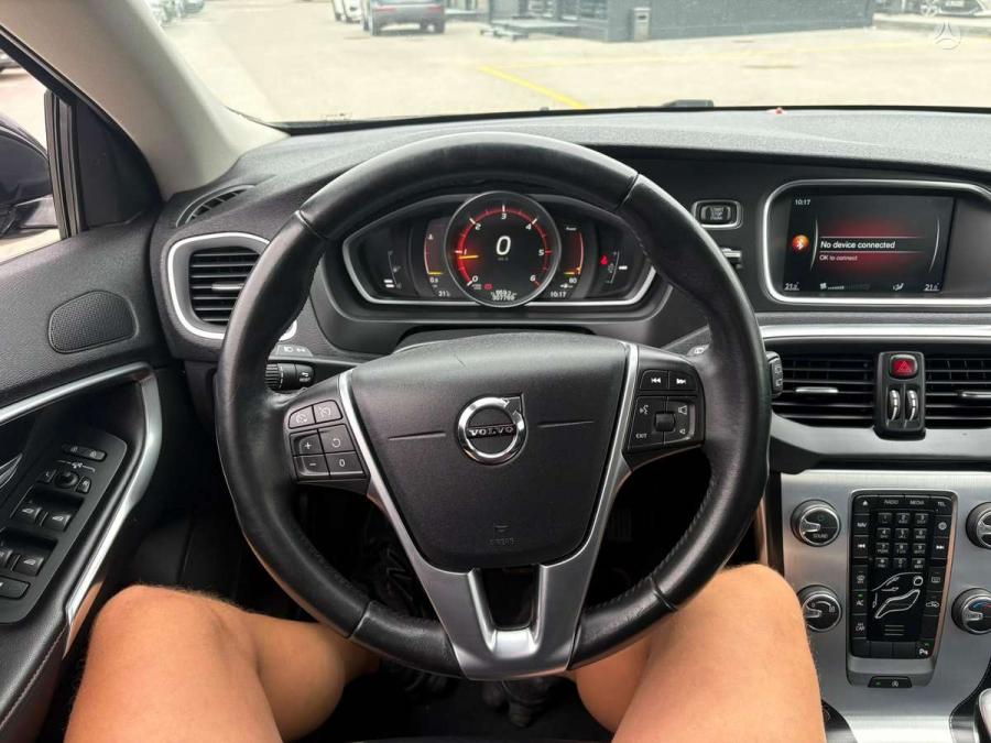 Melns Volvo V40 2016 Tauragė, ar dzinēja tilpumu 1.97 L un nobraukumu 307 tūkst. km par 6900 €, foto 22 vietnē AUTOMOTO.COM.LV