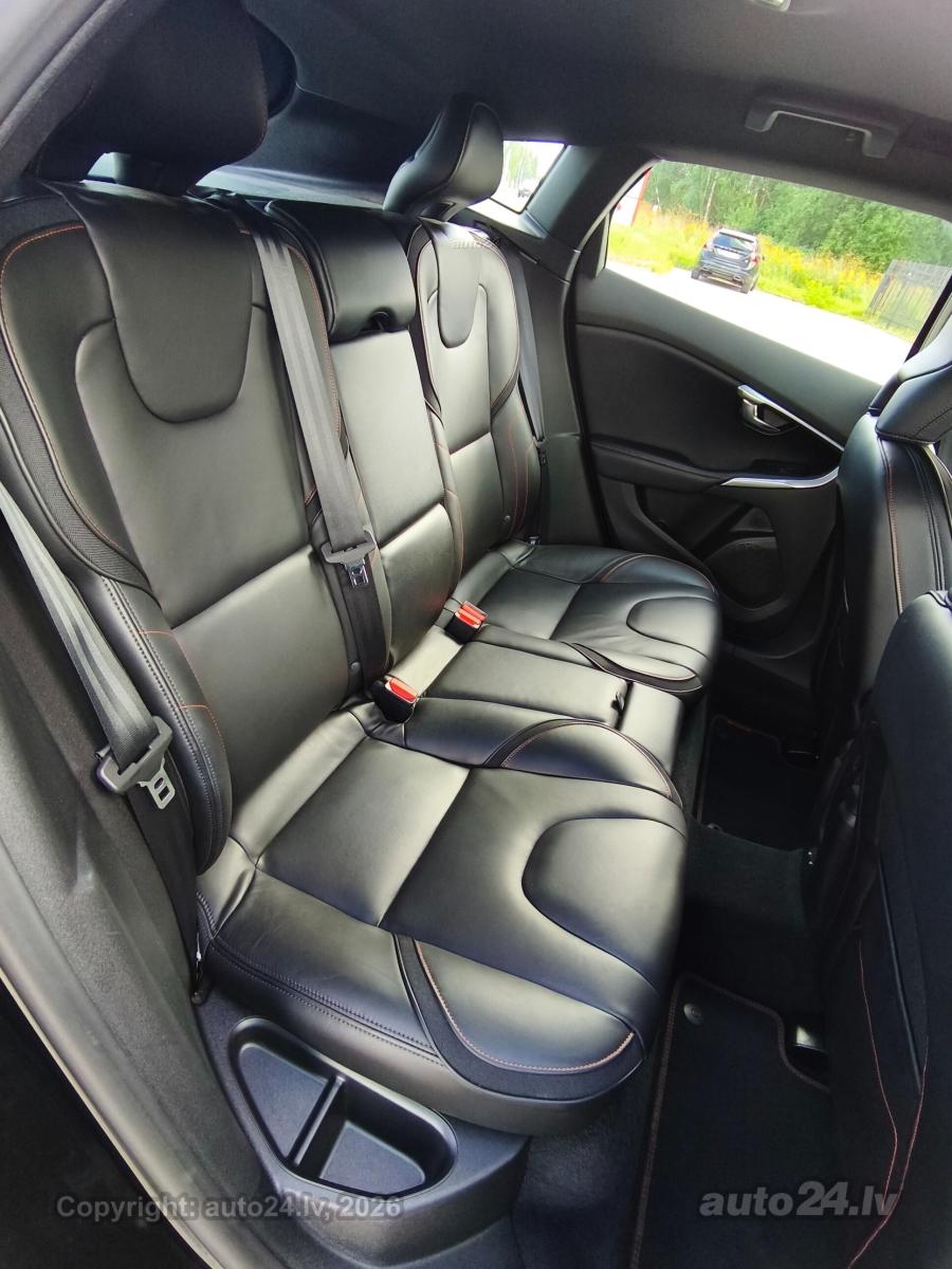 Black Volvo V40 2016 in Tartu, with an engine capacity of 0.00 L and mileage of 174 thousand km for 8990 €, photo 8 on AUTOMOTO.COM.LV