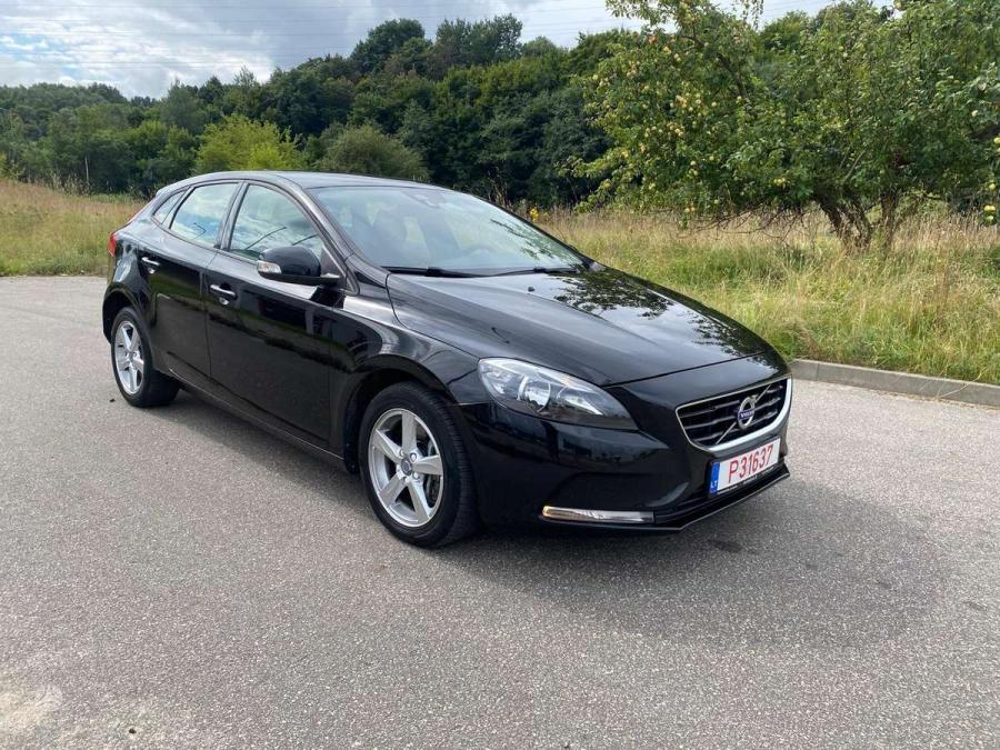 Black Volvo V40 2016 in Vilnius, with an engine capacity of 1.97 L and mileage of 235 thousand km for 7950 €, photo 4 on AUTOMOTO.COM.LV