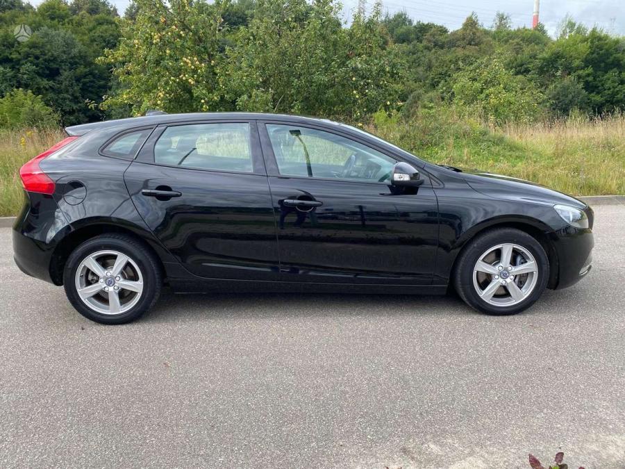 Black Volvo V40 2016 in Vilnius, with an engine capacity of 1.97 L and mileage of 235 thousand km for 7950 €, photo 5 on AUTOMOTO.COM.LV
