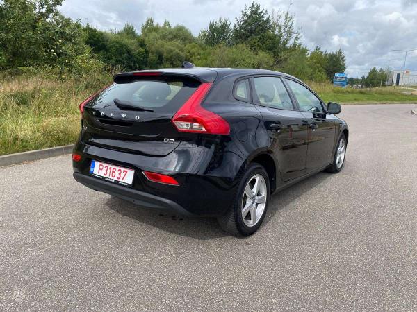 Black Volvo V40 2016 in Vilnius, with an engine capacity of 1.97 L and mileage of 235 thousand km for 7950 €, photo 5 on AUTOMOTO.COM.LV