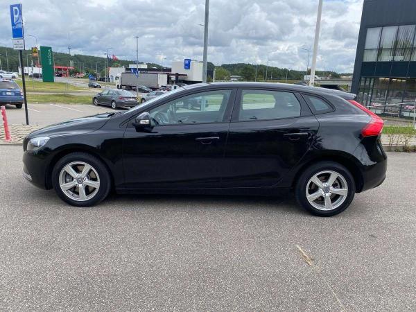 Black Volvo V40 2016 in Vilnius, with an engine capacity of 1.97 L and mileage of 235 thousand km for 7950 €, photo 8 on AUTOMOTO.COM.LV