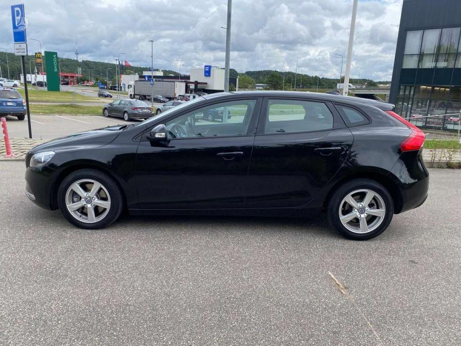Black Volvo V40 2016 in Vilnius, with an engine capacity of 1.97 L and mileage of 235 thousand km for 7950 €, photo 9 on AUTOMOTO.COM.LV
