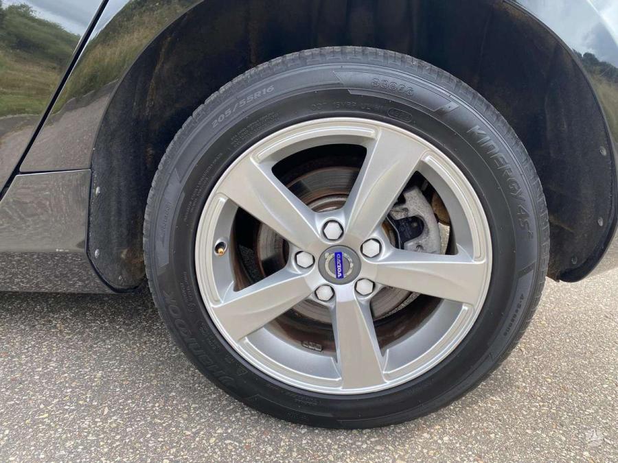 Black Volvo V40 2016 in Vilnius, with an engine capacity of 1.97 L and mileage of 235 thousand km for 7950 €, photo 11 on AUTOMOTO.COM.LV
