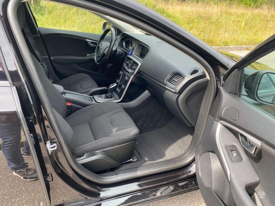 Black Volvo V40 2016 in Vilnius, with an engine capacity of 1.97 L and mileage of 235 thousand km for 7950 €, photo 15 on AUTOMOTO.COM.LV