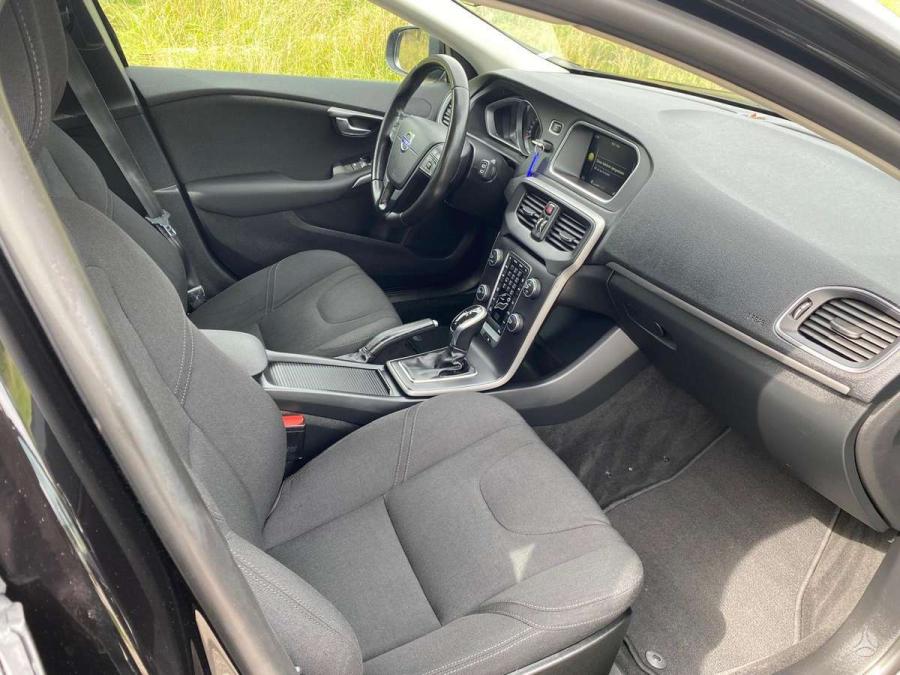 Black Volvo V40 2016 in Vilnius, with an engine capacity of 1.97 L and mileage of 235 thousand km for 7950 €, photo 16 on AUTOMOTO.COM.LV