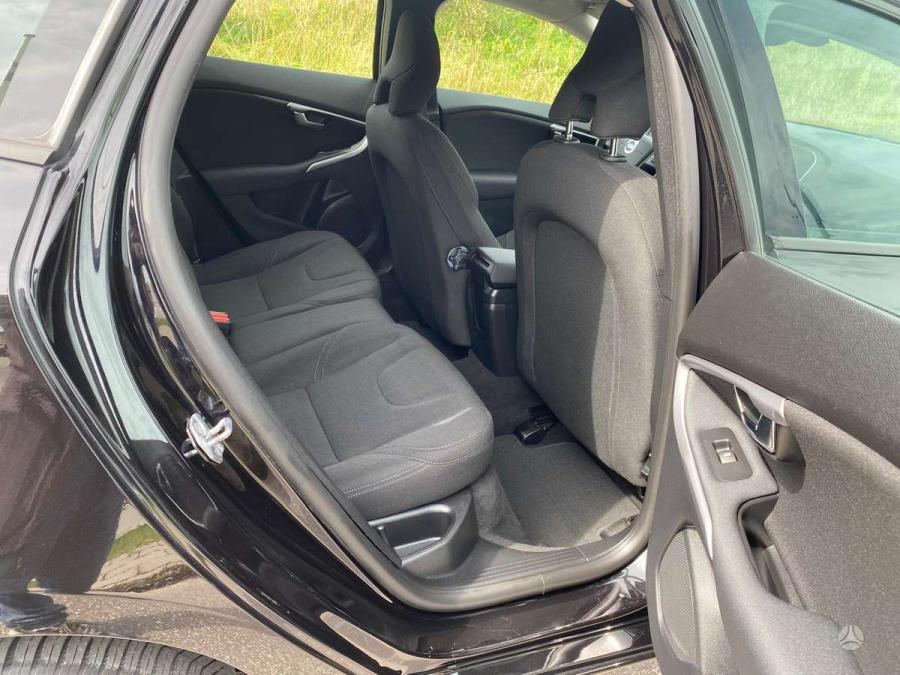 Black Volvo V40 2016 in Vilnius, with an engine capacity of 1.97 L and mileage of 235 thousand km for 7950 €, photo 18 on AUTOMOTO.COM.LV