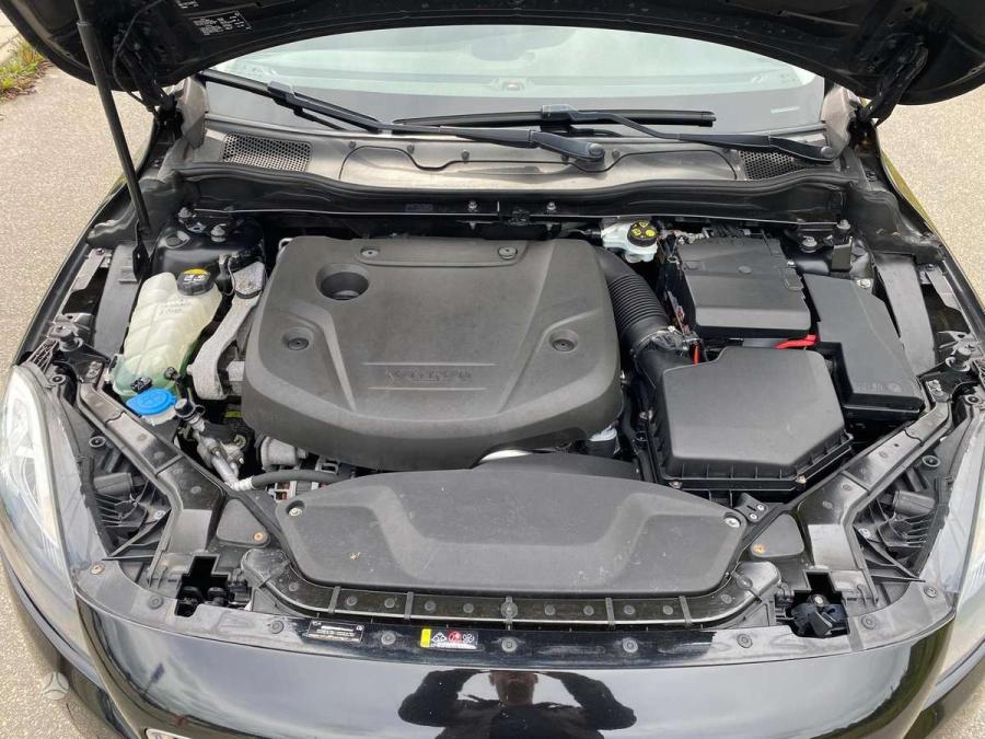 Black Volvo V40 2016 in Vilnius, with an engine capacity of 1.97 L and mileage of 235 thousand km for 7950 €, photo 22 on AUTOMOTO.COM.LV