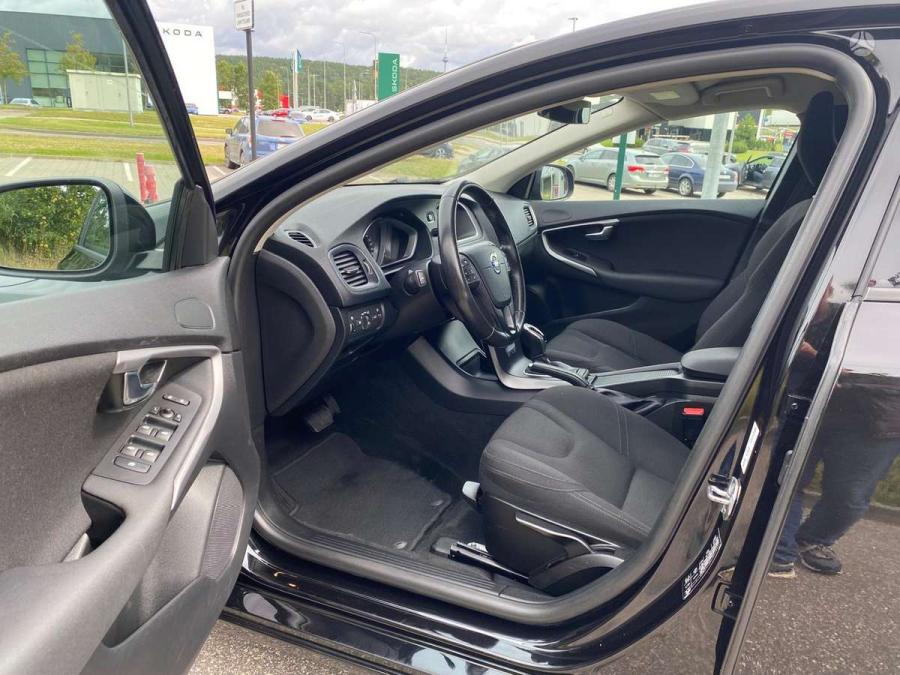 Black Volvo V40 2016 in Vilnius, with an engine capacity of 1.97 L and mileage of 235 thousand km for 7950 €, photo 23 on AUTOMOTO.COM.LV