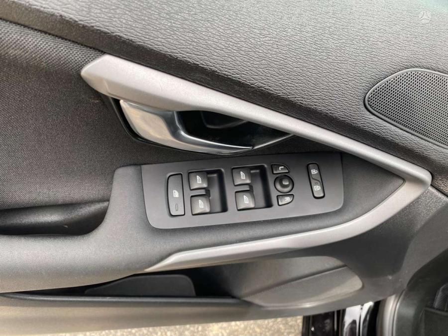 Black Volvo V40 2016 in Vilnius, with an engine capacity of 1.97 L and mileage of 235 thousand km for 7950 €, photo 24 on AUTOMOTO.COM.LV