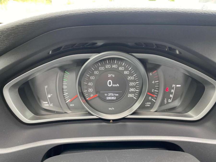 Black Volvo V40 2016 in Vilnius, with an engine capacity of 1.97 L and mileage of 235 thousand km for 7950 €, photo 27 on AUTOMOTO.COM.LV
