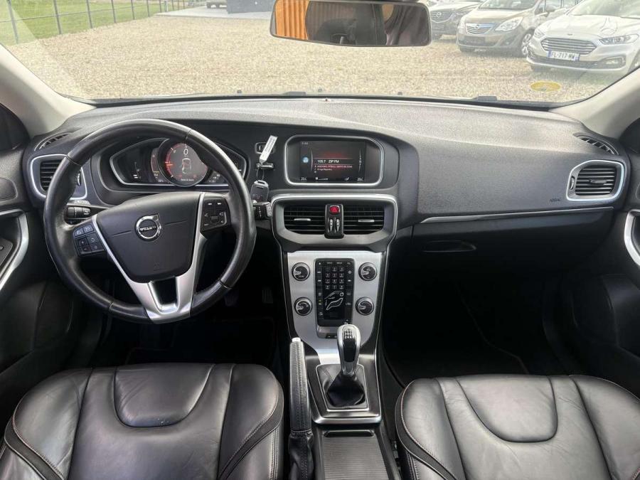 Melns Volvo V40 2016 Tauragė, ar dzinēja tilpumu 1.97 L un nobraukumu 307 tūkst. km par 6800 €, foto 14 vietnē AUTOMOTO.COM.LV
