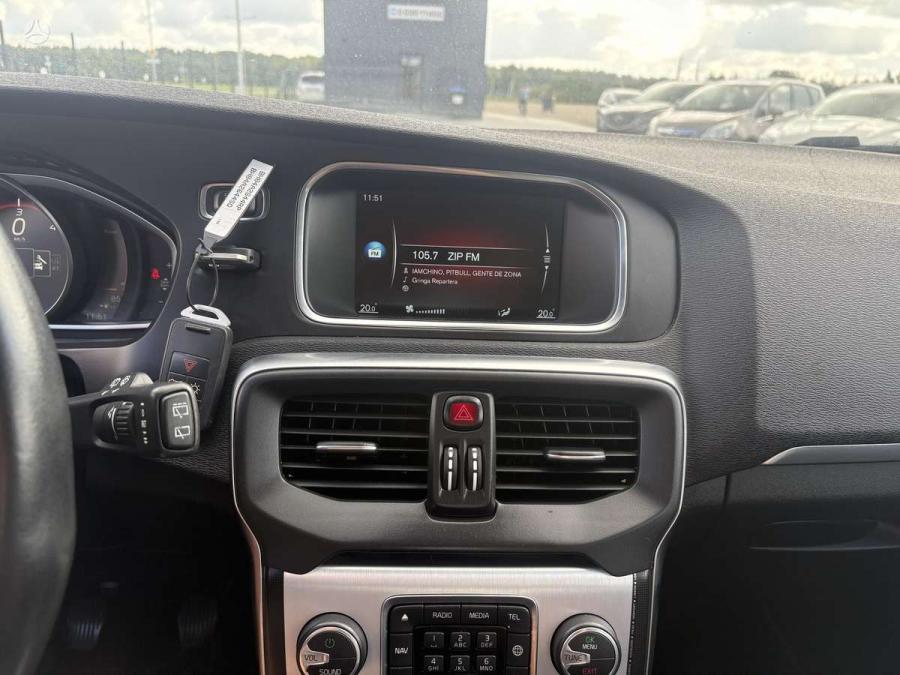 Melns Volvo V40 2016 Tauragė, ar dzinēja tilpumu 1.97 L un nobraukumu 307 tūkst. km par 6800 €, foto 16 vietnē AUTOMOTO.COM.LV