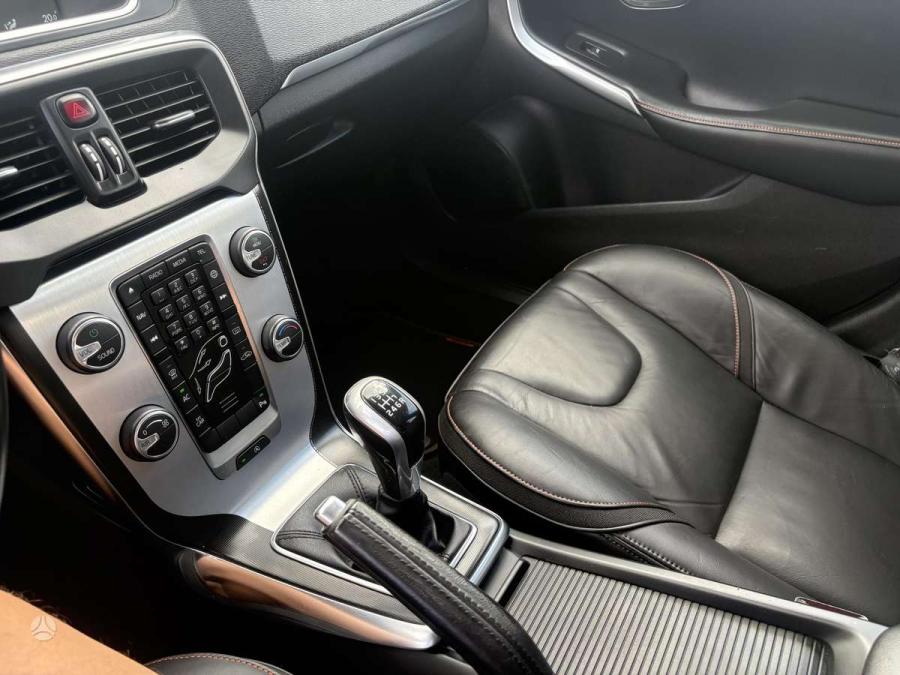 Melns Volvo V40 2016 Tauragė, ar dzinēja tilpumu 1.97 L un nobraukumu 307 tūkst. km par 6800 €, foto 17 vietnē AUTOMOTO.COM.LV
