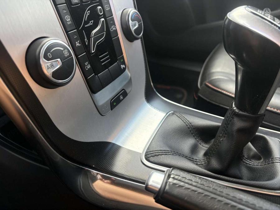 Melns Volvo V40 2016 Tauragė, ar dzinēja tilpumu 1.97 L un nobraukumu 307 tūkst. km par 6800 €, foto 20 vietnē AUTOMOTO.COM.LV