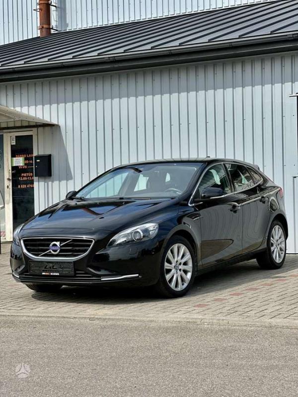 Black Volvo V40 2016 in Kretinga, with an engine capacity of 1.98 L and mileage of 219 thousand km for 7499 €, photo 1 on AUTOMOTO.COM.LV
