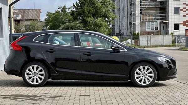 Black Volvo V40 2016 in Kretinga, with an engine capacity of 1.98 L and mileage of 219 thousand km for 7499 €, photo 6 on AUTOMOTO.COM.LV