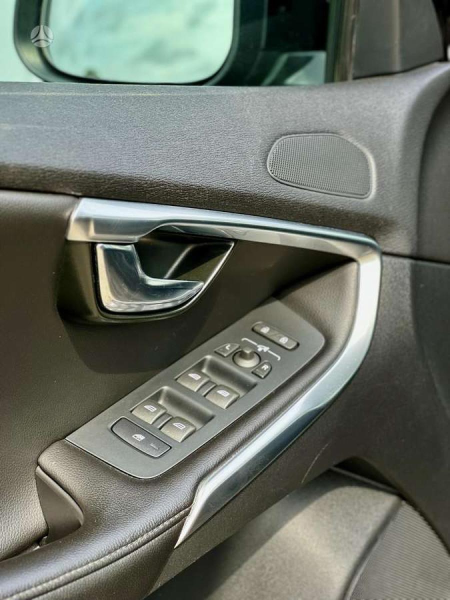 Melns Volvo V40 2016 Kretinga, ar dzinēja tilpumu 1.98 L un nobraukumu 219 tūkst. km par 7499 €, foto 13 vietnē AUTOMOTO.COM.LV
