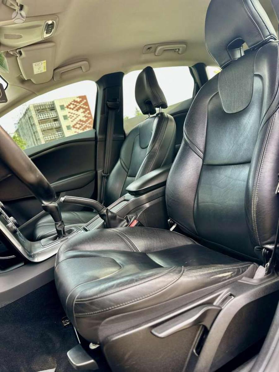 Melns Volvo V40 2016 Kretinga, ar dzinēja tilpumu 1.98 L un nobraukumu 219 tūkst. km par 7499 €, foto 14 vietnē AUTOMOTO.COM.LV