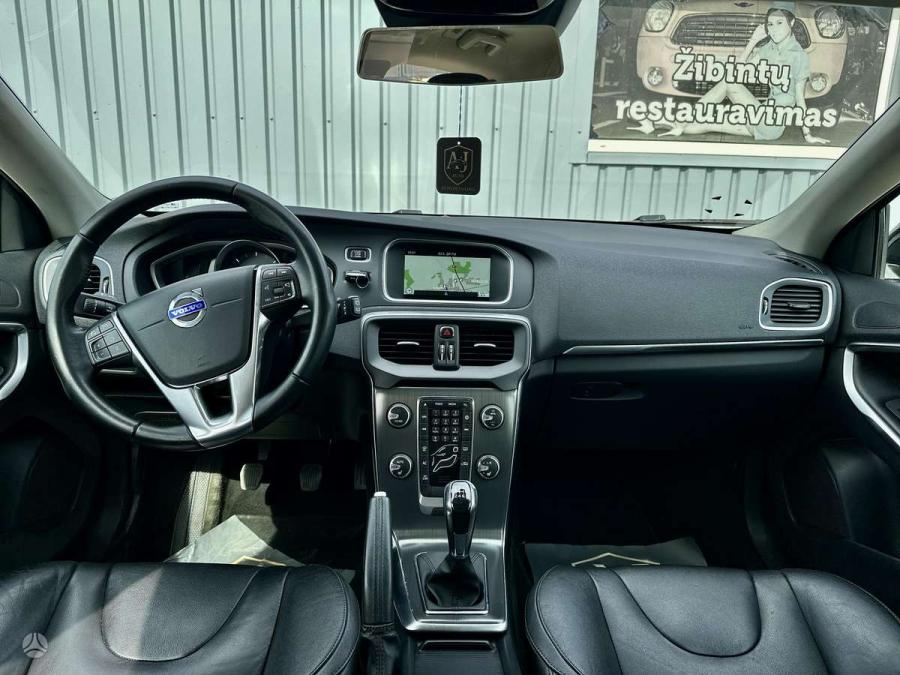 Melns Volvo V40 2016 Kretinga, ar dzinēja tilpumu 1.98 L un nobraukumu 219 tūkst. km par 7499 €, foto 16 vietnē AUTOMOTO.COM.LV