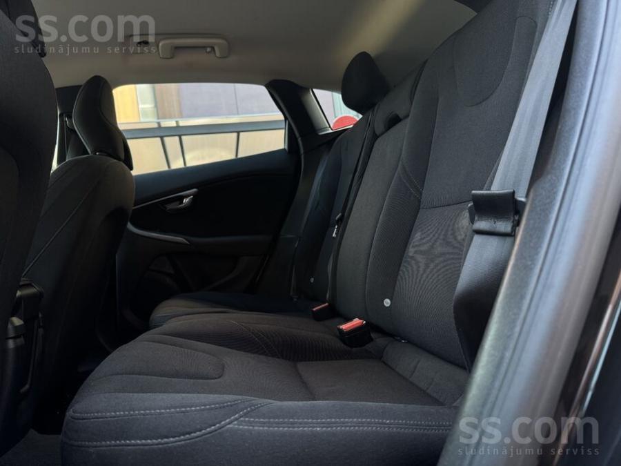 Melns Volvo V40 2016 Rīga, ar dzinēja tilpumu 2.00 L un nobraukumu 277 tūkst. km par 5390 €, foto 8 vietnē AUTOMOTO.COM.LV