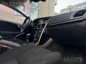 Melns Volvo V40 2016 Rīga, ar dzinēja tilpumu 2.00 L un nobraukumu 277 tūkst. km par 5390 €, foto 9 vietnē AUTOMOTO.COM.LV