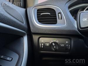 Melns Volvo V40 2016 Rīga, ar dzinēja tilpumu 2.00 L un nobraukumu 277 tūkst. km par 5390 €, foto 24 vietnē AUTOMOTO.COM.LV