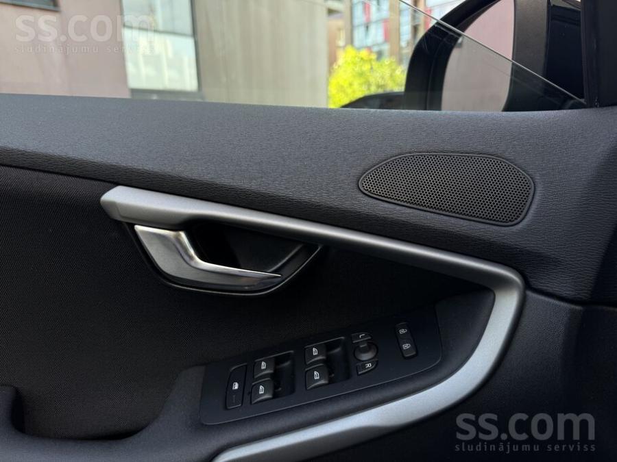Melns Volvo V40 2016 Rīga, ar dzinēja tilpumu 2.00 L un nobraukumu 277 tūkst. km par 5390 €, foto 25 vietnē AUTOMOTO.COM.LV